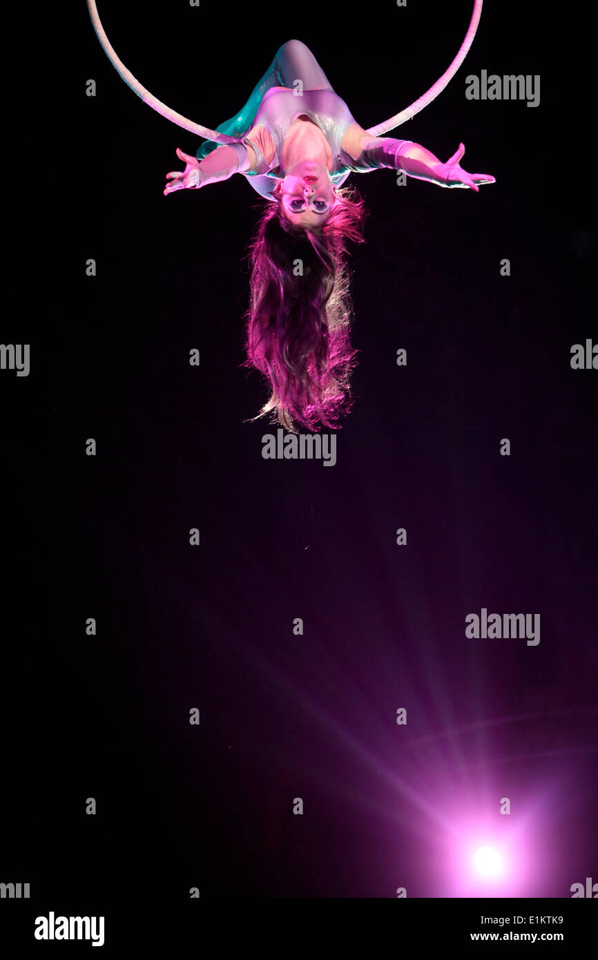 Circus acrobat hi-res stock photography and images - Alamy