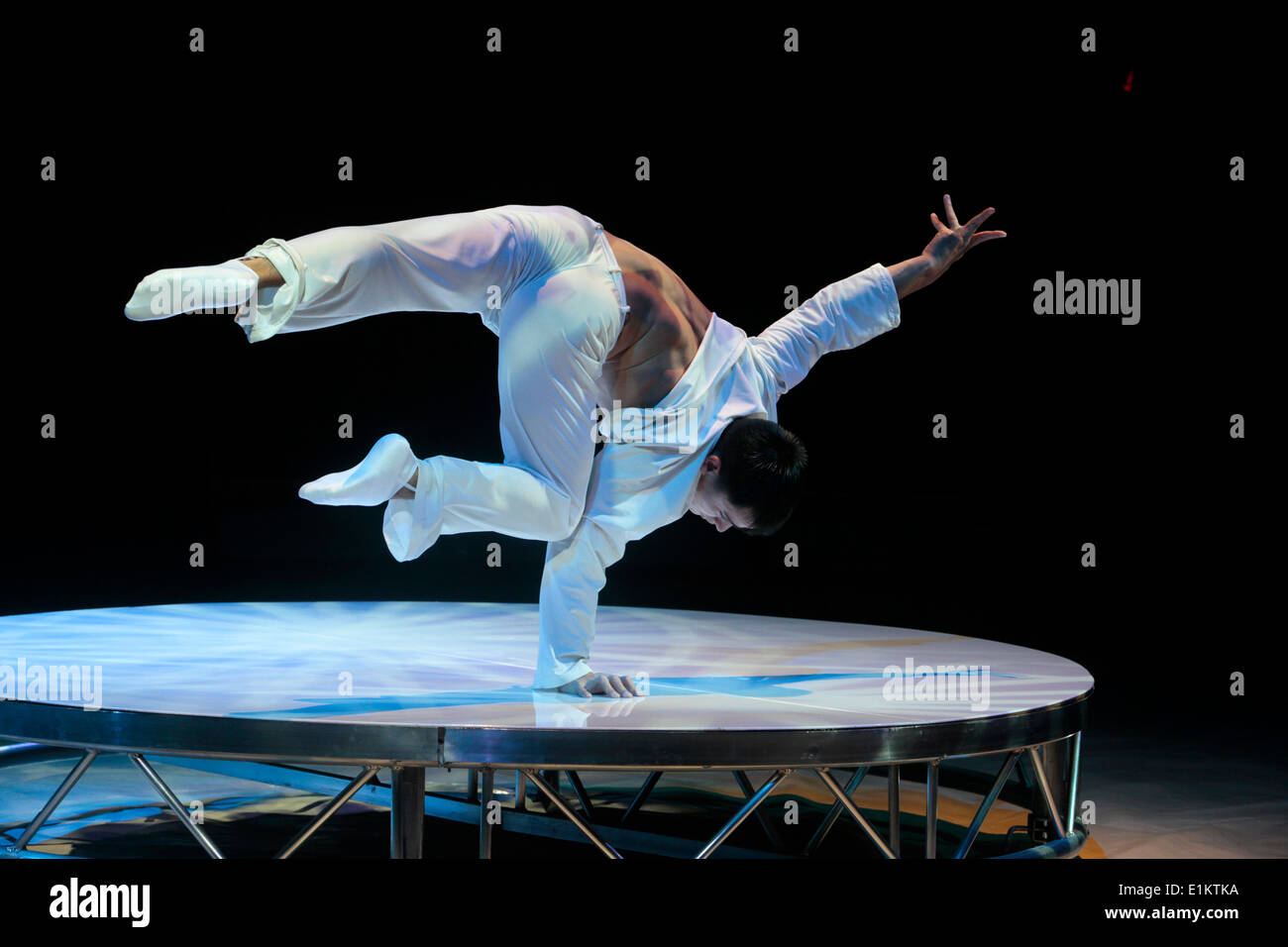Circus acrobat hi-res stock photography and images - Alamy