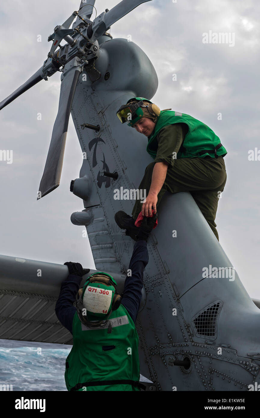 U s navy aviation machinists mate hi-res stock photography and images ...