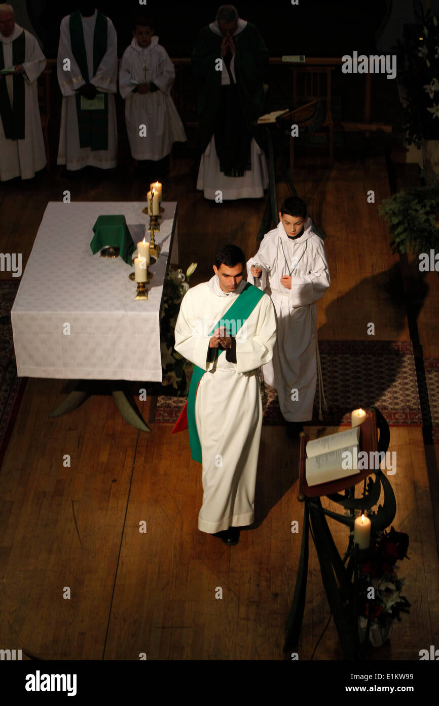 Catholic mass altar liturgy hi-res stock photography and images - Alamy