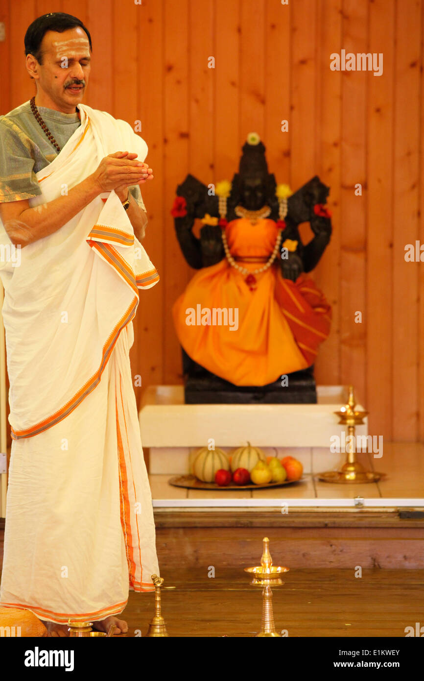 Puja in a hindu temple hi-res stock photography and images - Alamy