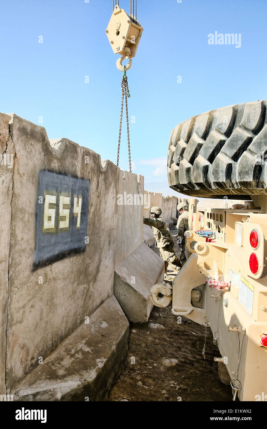 Blast barriers hi-res stock photography and images - Alamy