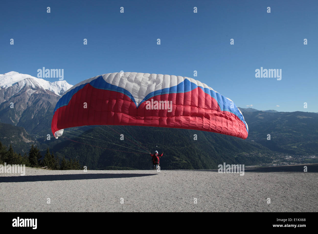 Paragliding sail hi-res stock photography and images - Alamy