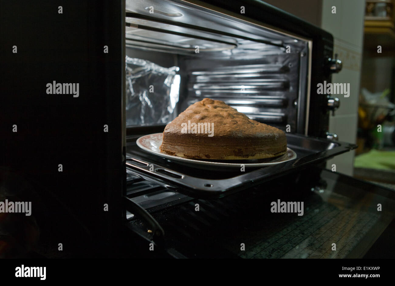 Cake baking oven hi-res stock photography and images - Alamy