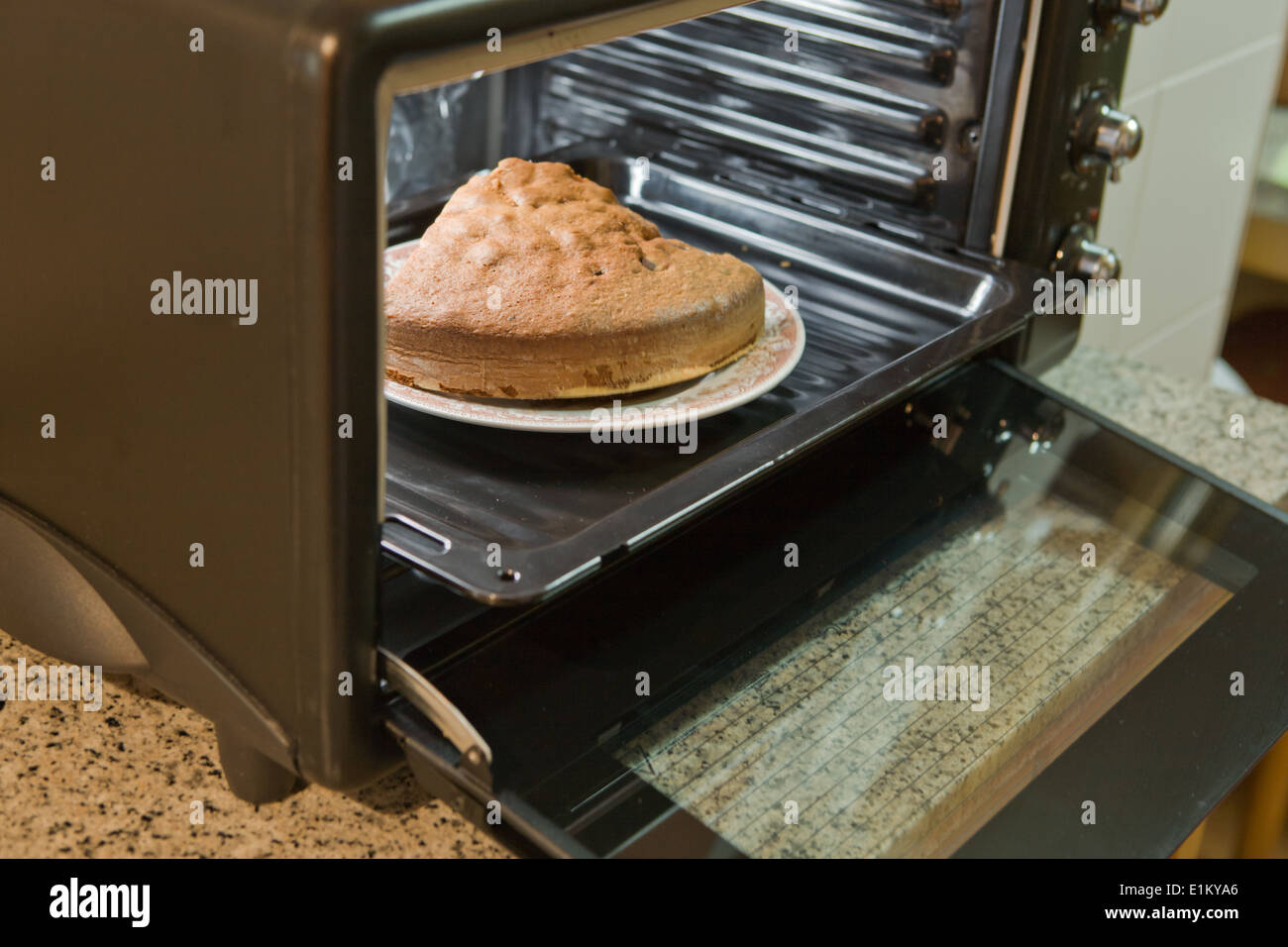 Cake baking oven hi-res stock photography and images - Alamy