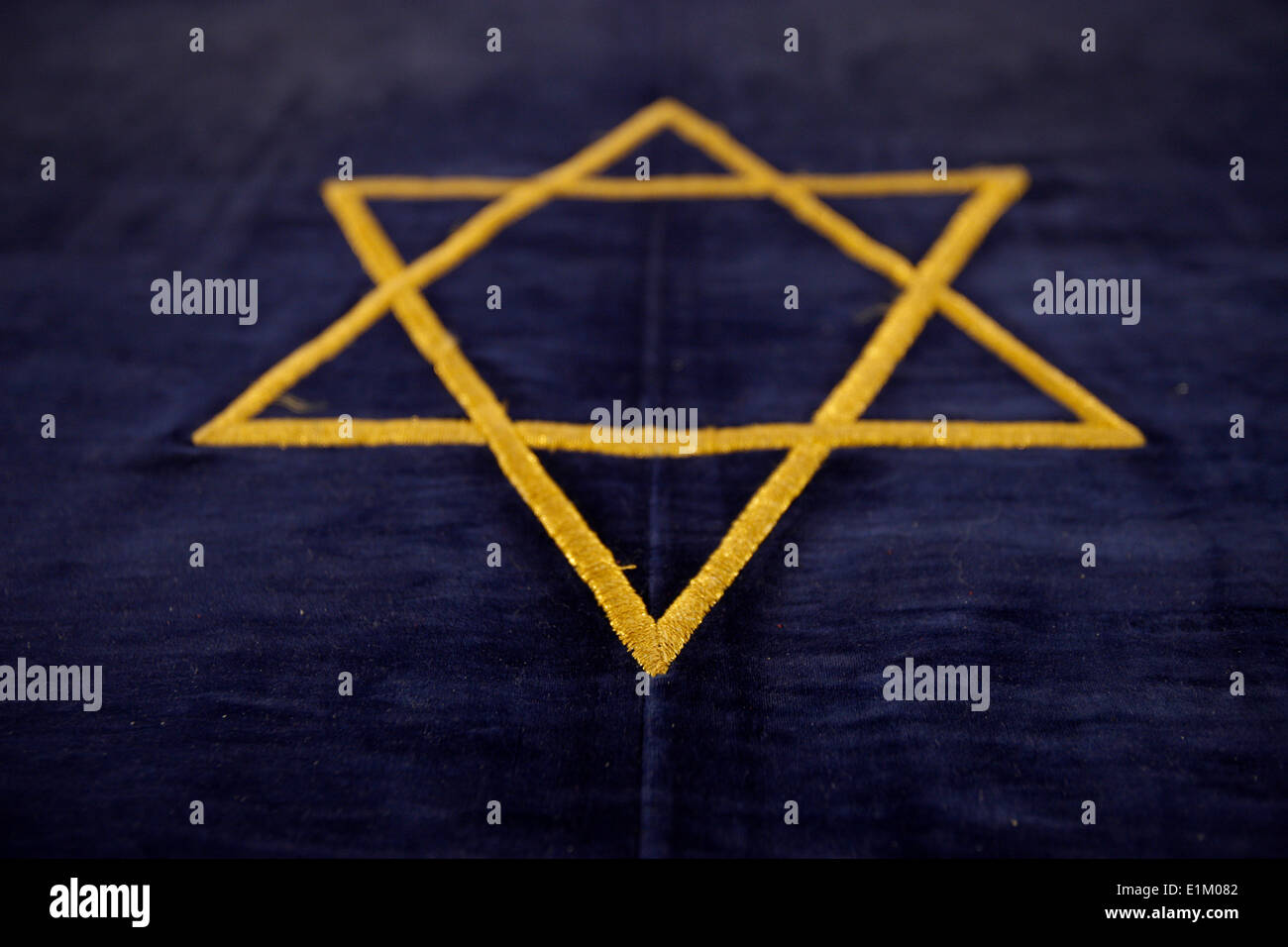 Heroes' Temple synagogue : star of David Stock Photo - Alamy
