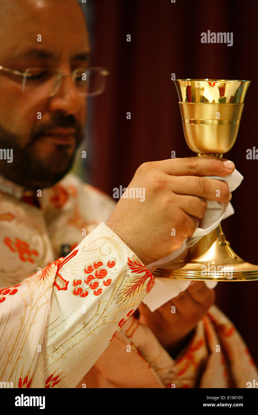 Priest celebrating catholic mass hi-res stock photography and images ...