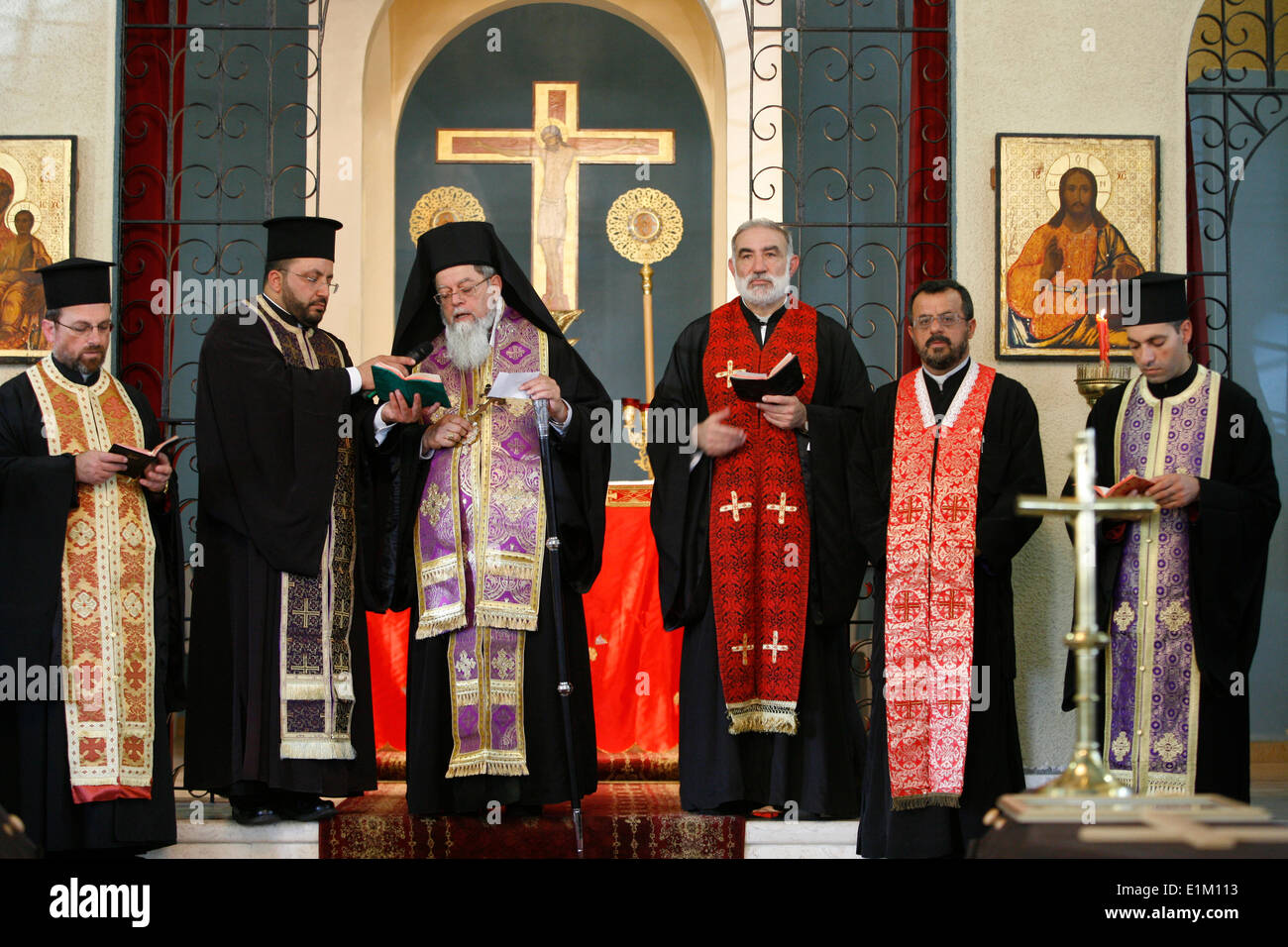Palestinian funeral in a Nazareth melkite church Stock Photo - Alamy