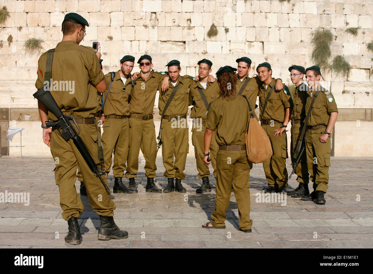 Armed Israeli soldiers at Jerusalem Western Wall Stock Photo - Alamy