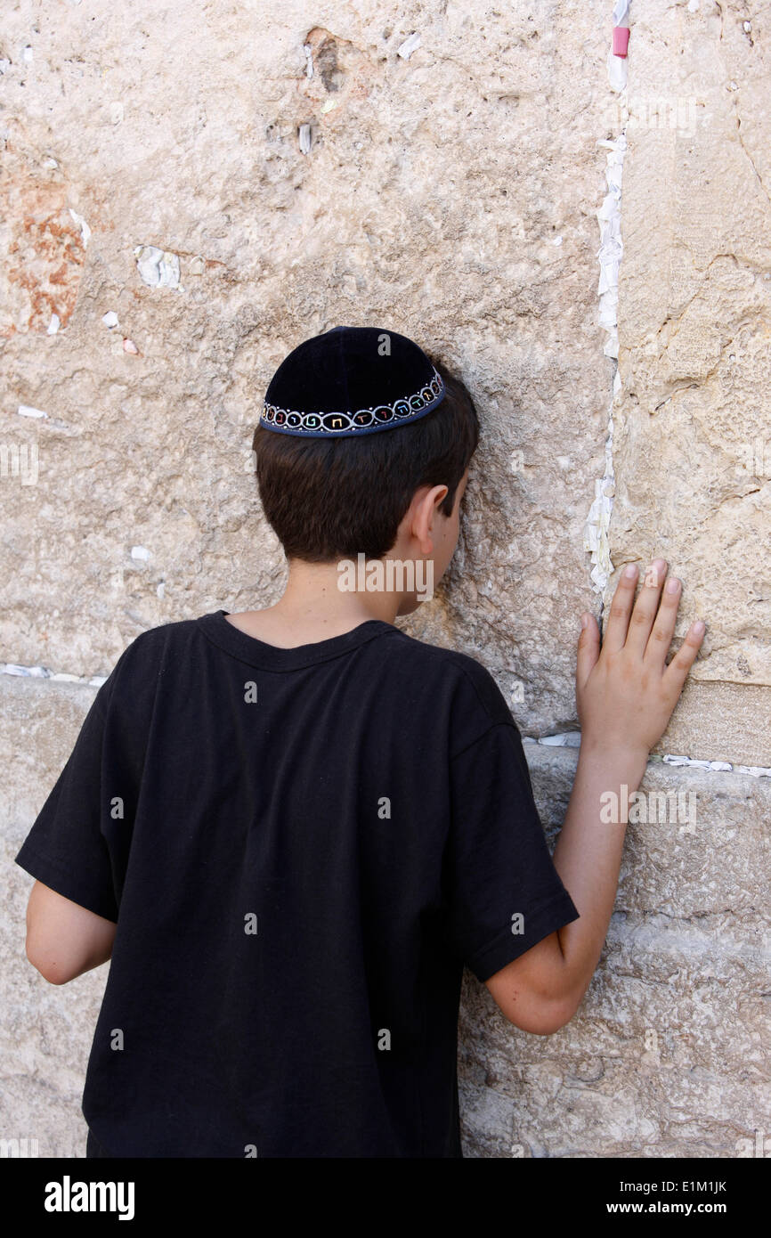 Jewish boy praying at western wall hi-res stock photography and images ...
