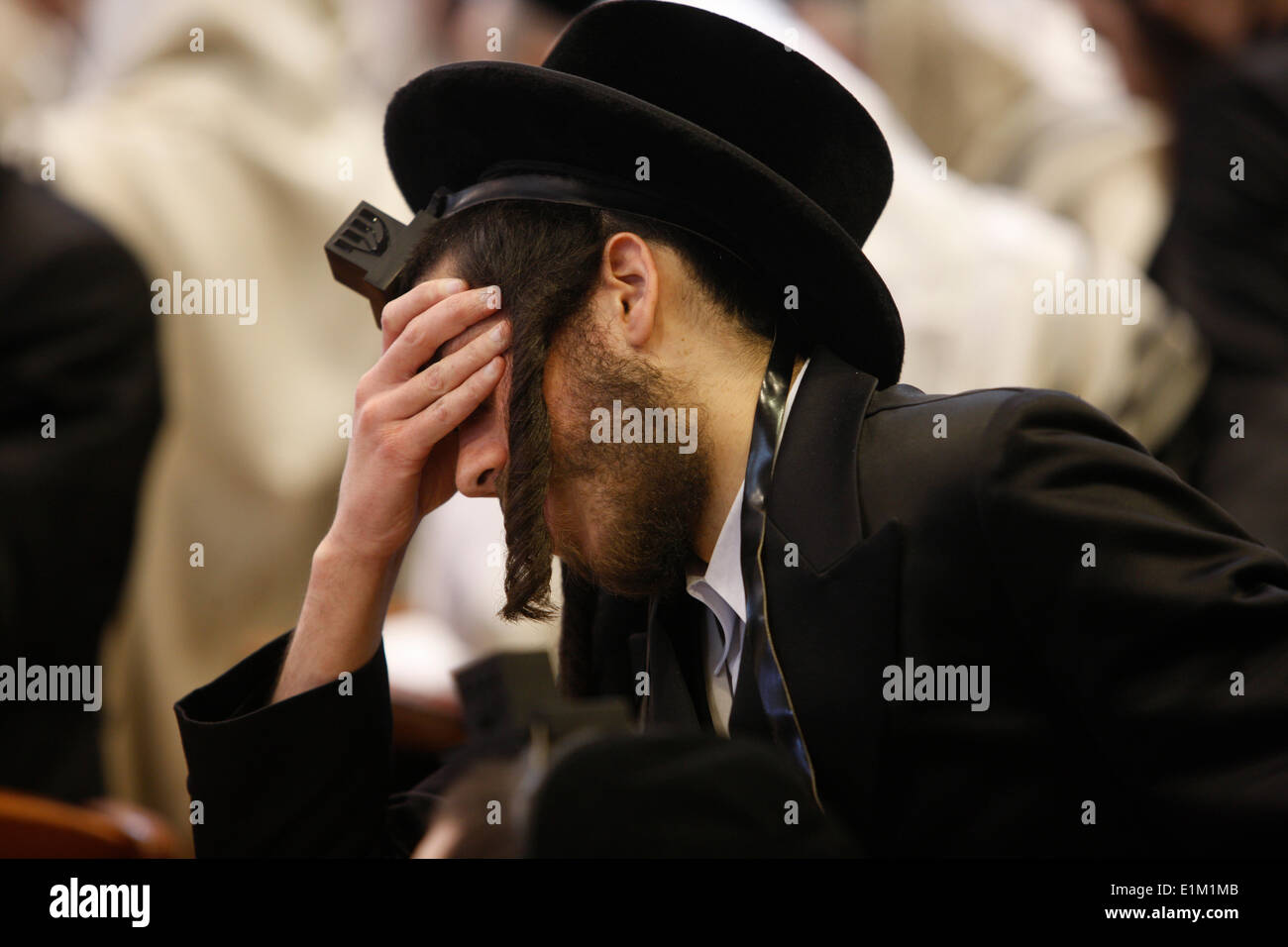 Orthodox jew in the Belz synagogue, Jerusalem Stock Photo - Alamy