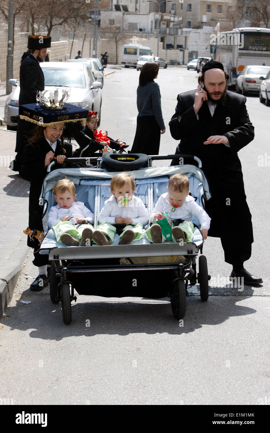 Orthodox jewish father and children Stock Photo - Alamy