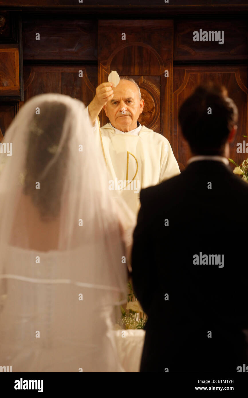 Roman catholic priest wedding hi-res stock photography and images - Alamy