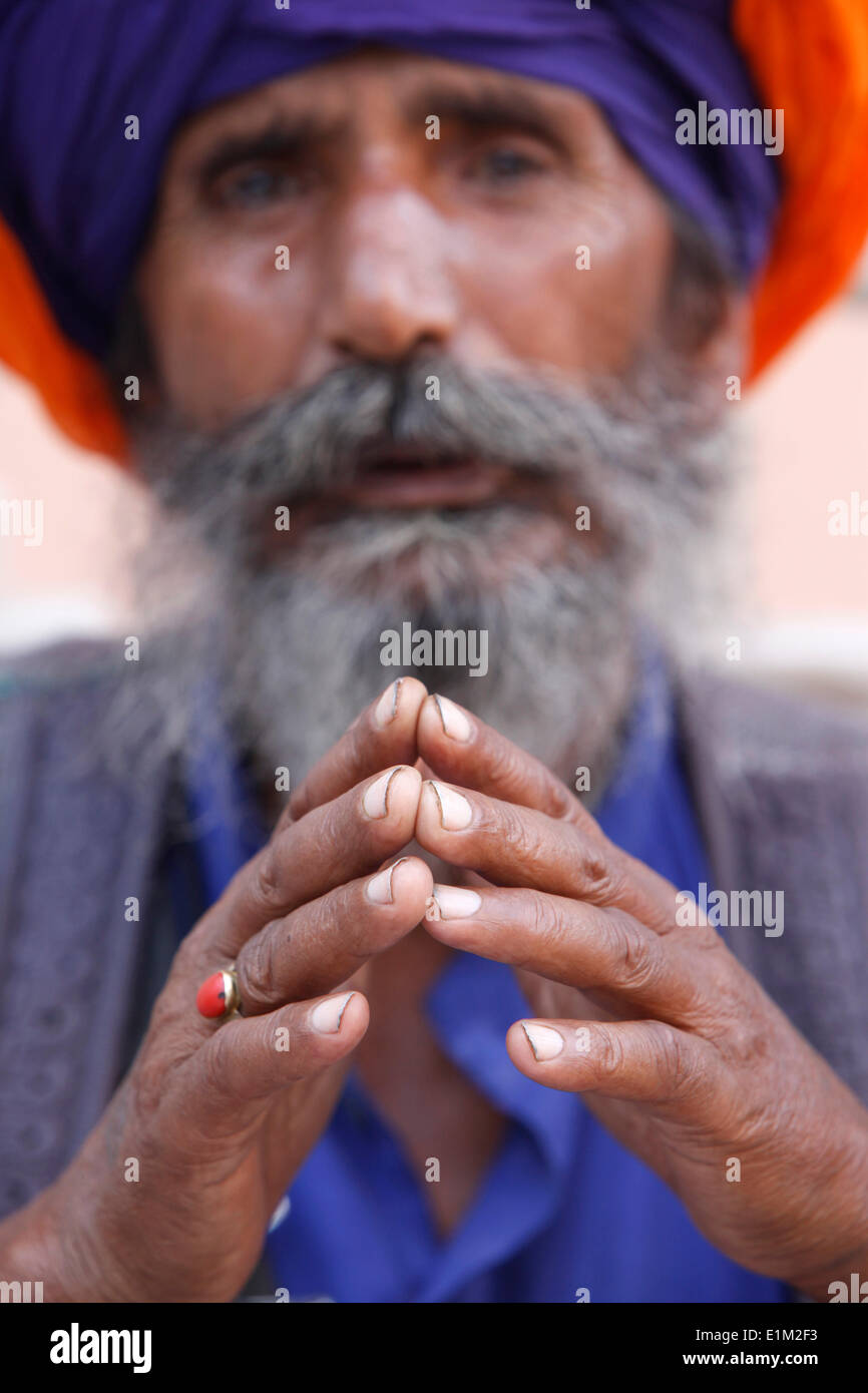 Sikh praying in Gurdwara Sisganj, Old Delhi Stock Photo - Alamy