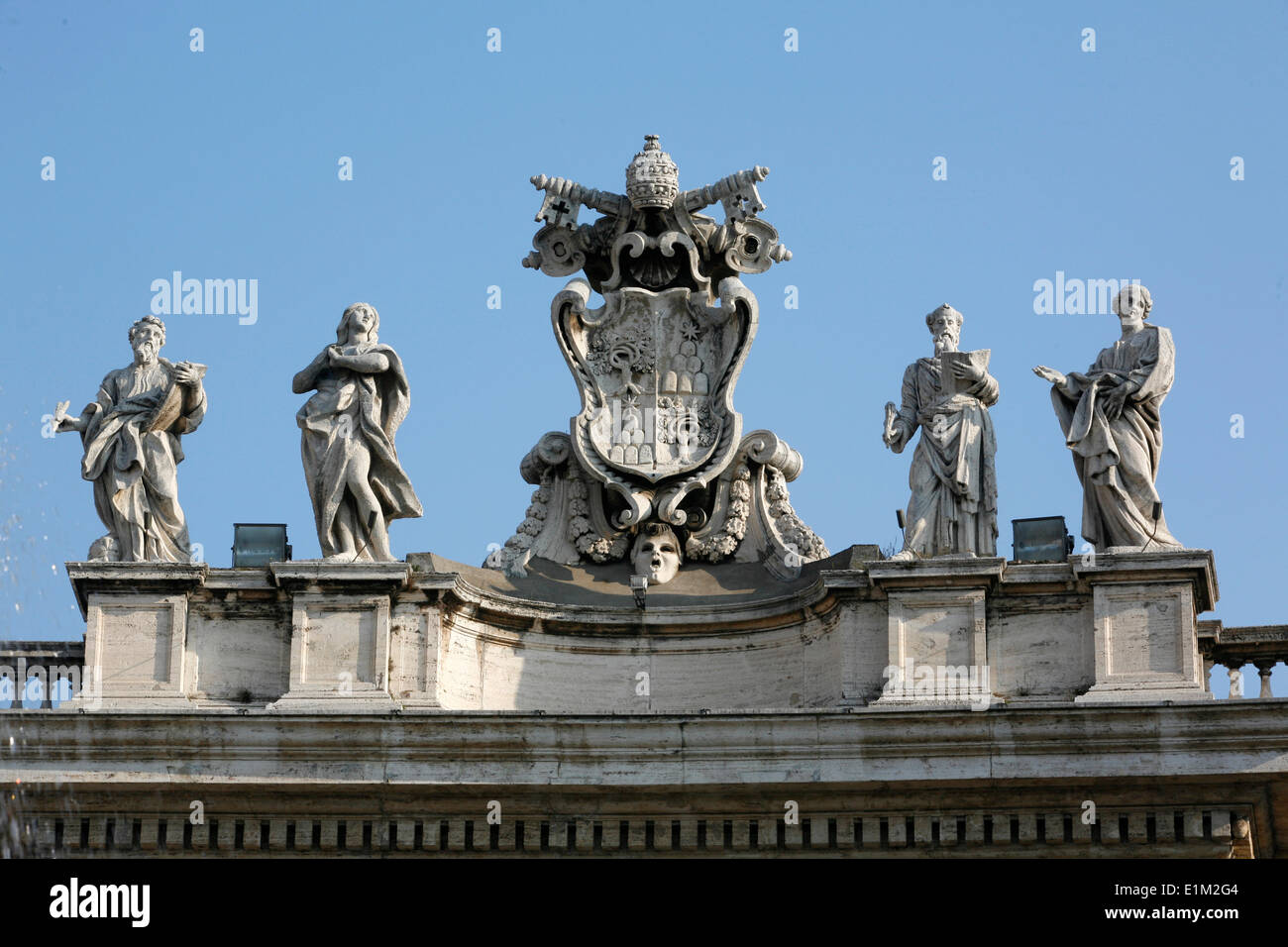 Statues outside St Peter's basilica Stock Photo - Alamy