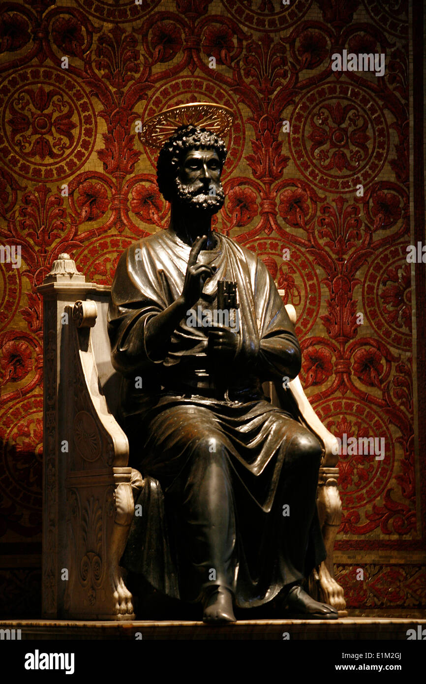 Statue of Saint Peter in St Peter's basilica Stock Photo - Alamy
