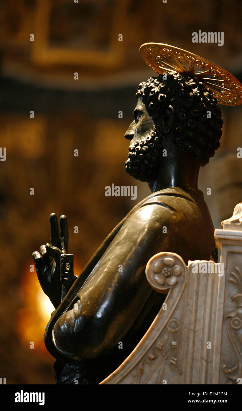 Statue of Saint Peter in St Peter's basilica Stock Photo - Alamy