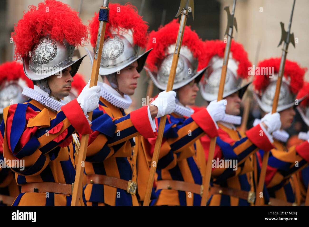 Swiss guards at St Peter's basilica Stock Photo - Alamy