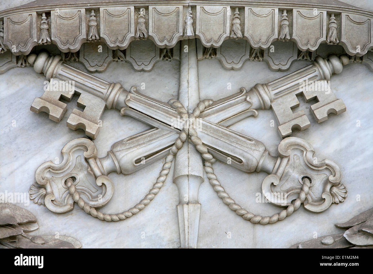 Sculpture on San Giovanni in Laterano basilica : Saint Peter's keys ...