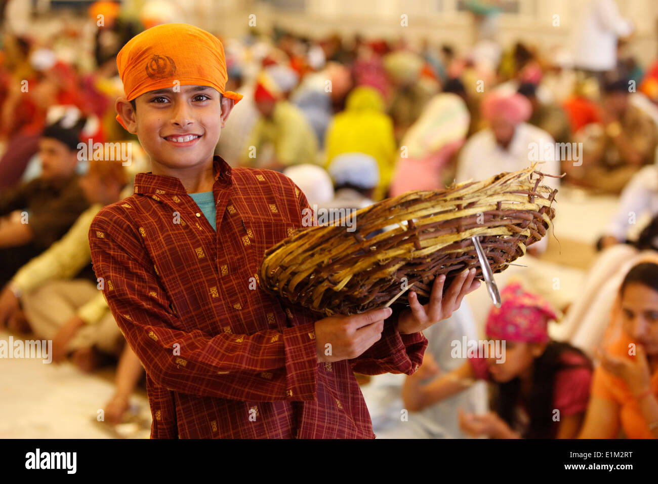 Sikh boy serving bread in Bangla Sahib Gurdwara, New Delhi Stock Photo ...