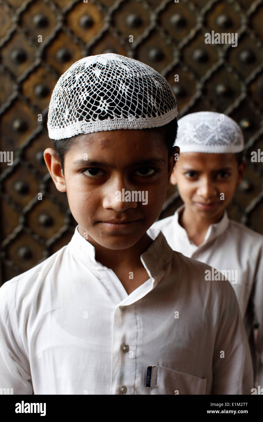 Muslim mosque praying child hi-res stock photography and images - Alamy