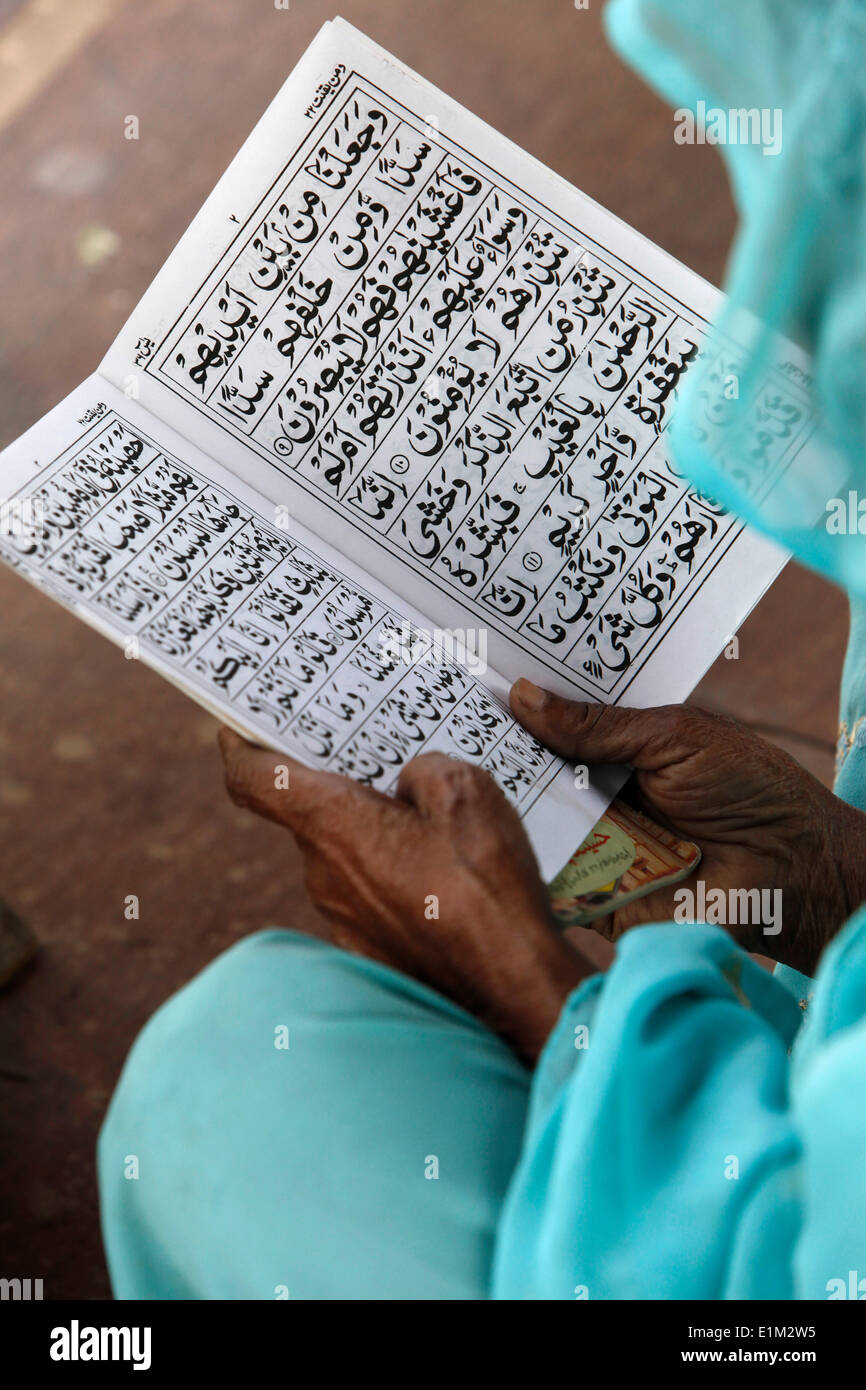 Women reading at Jamma Masjid (Delhi Great Mosque Stock Photo - Alamy