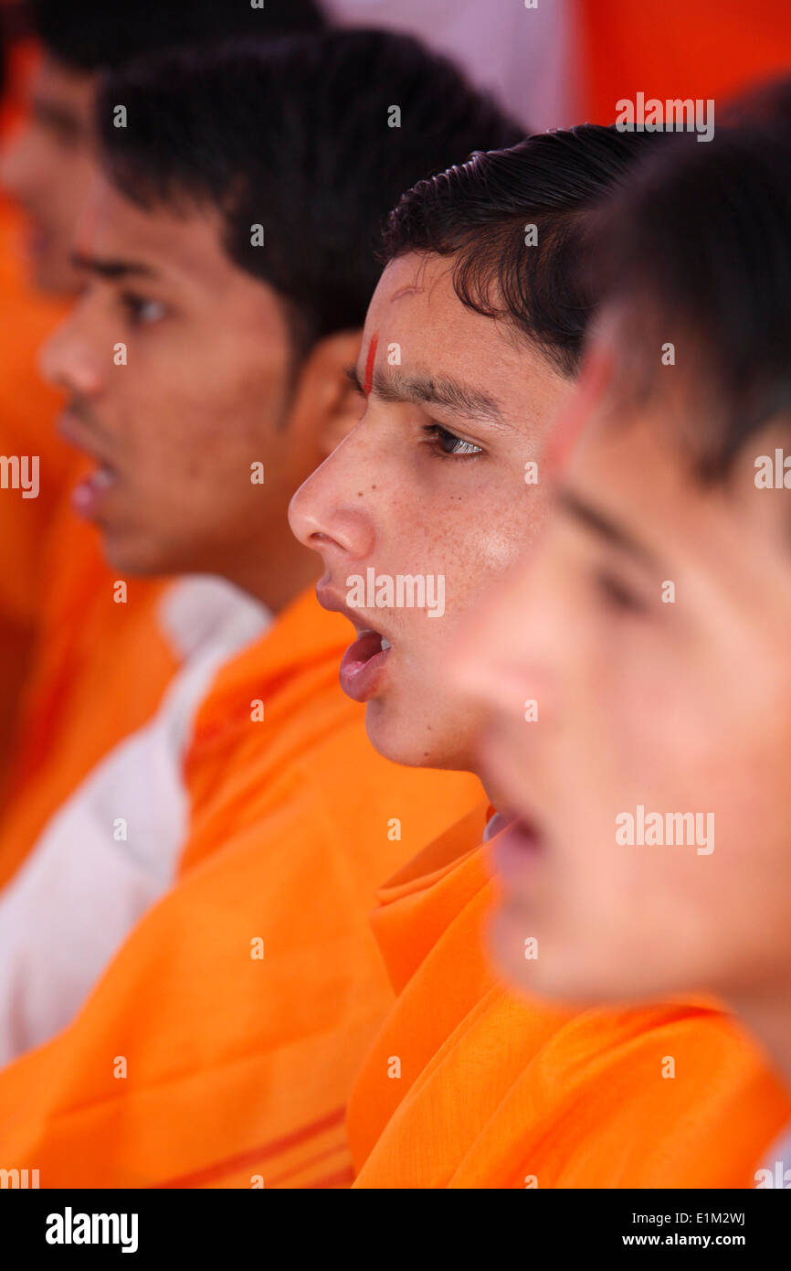 Brahmachari (Hindu temple students) chanting mantras Stock Photo - Alamy