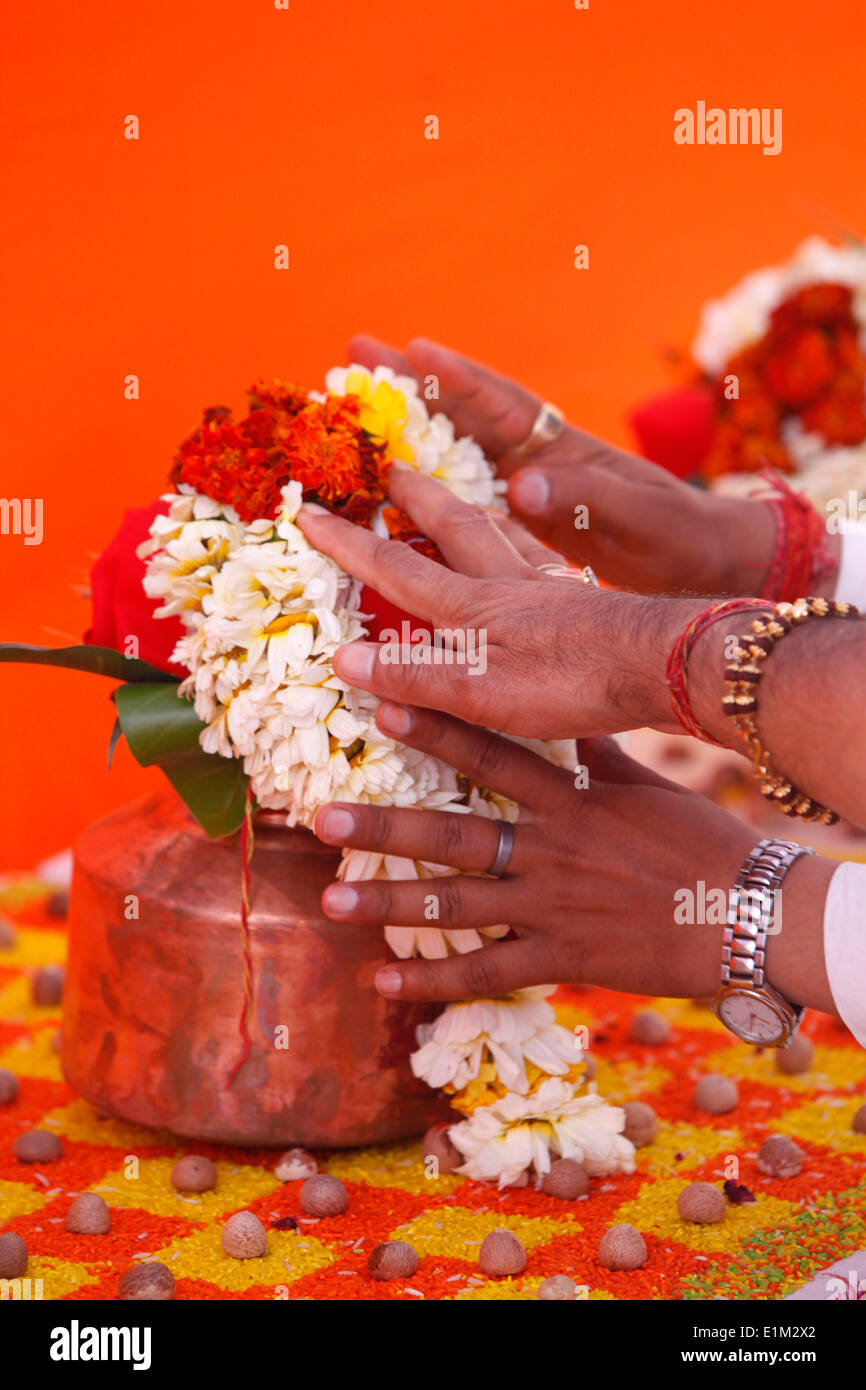 Puja in a Hindu temple : garland offering Stock Photo - Alamy