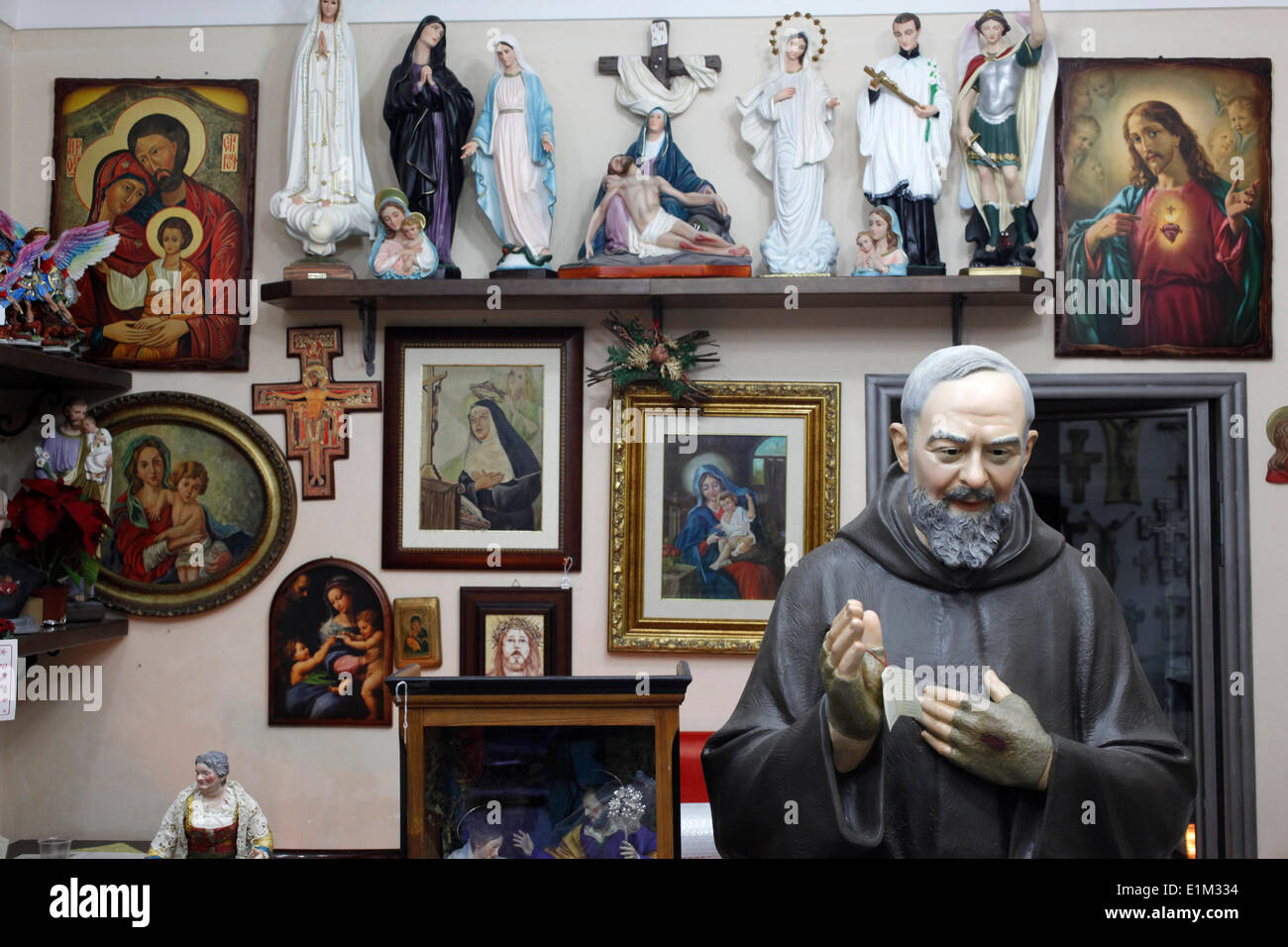 Religious shop in Spaccanapoli, Naples Stock Photo - Alamy