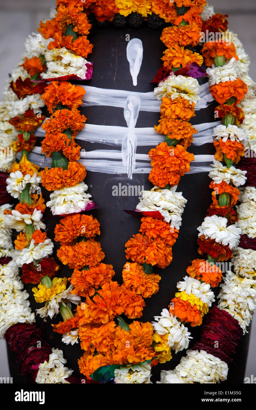 Garlanded lingam statue Stock Photo - Alamy