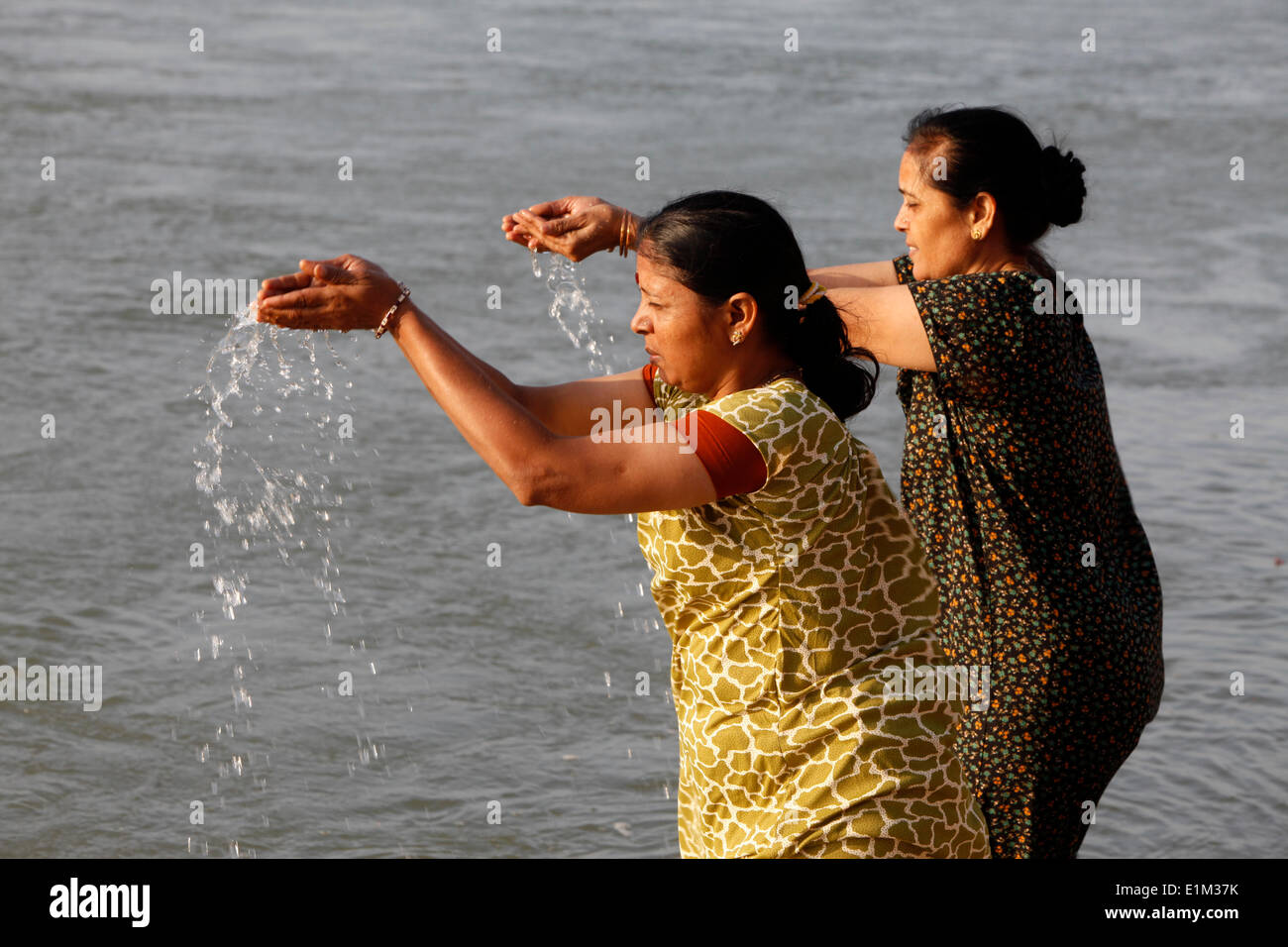 Pilgrims bathing in the Ganges Stock Photo - Alamy