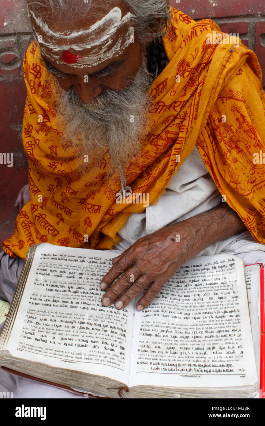 Reading ramayana hi-res stock photography and images - Alamy