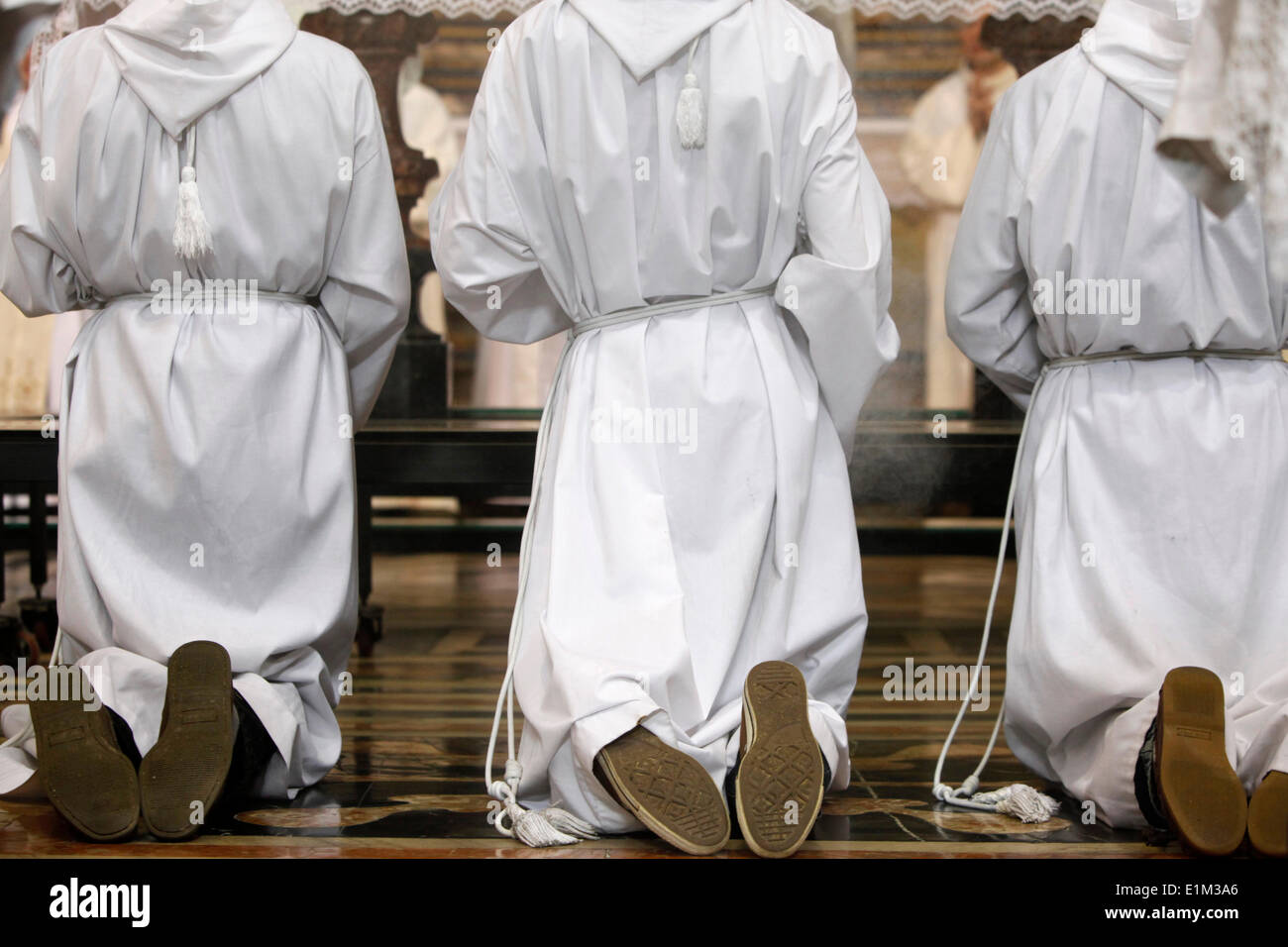 Altar boys kneeling at mass in San Filippo Neri church Stock Photo - Alamy