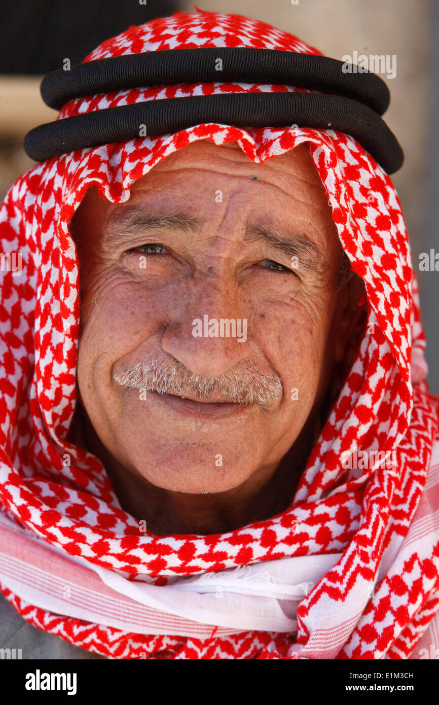 Old Jordanian man wearing a keffiah scarf Stock Photo - Alamy