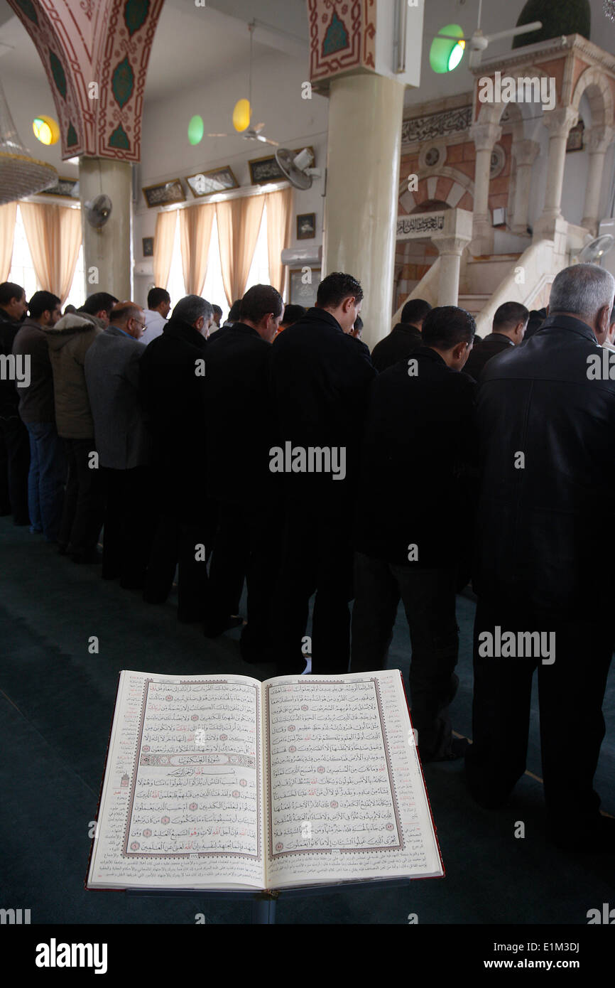 Prayer in Al-Sharia mosque, Jabal Lweibdeh, Amman Stock Photo - Alamy