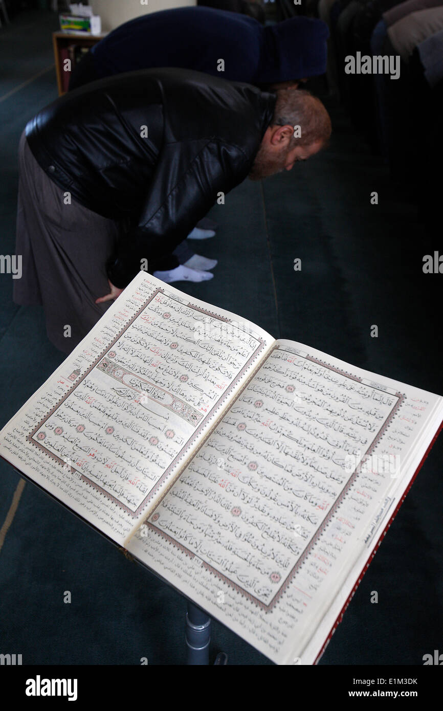 Prayer in Al-Sharia mosque, Jabal Lweibdeh, Amman Stock Photo - Alamy