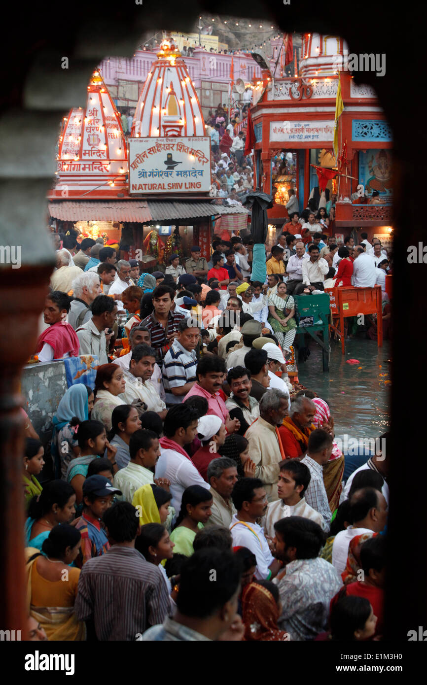 Crowd waiting for the aarthy ceremony on Har-ki-Pauri ghat in Haridwar ...