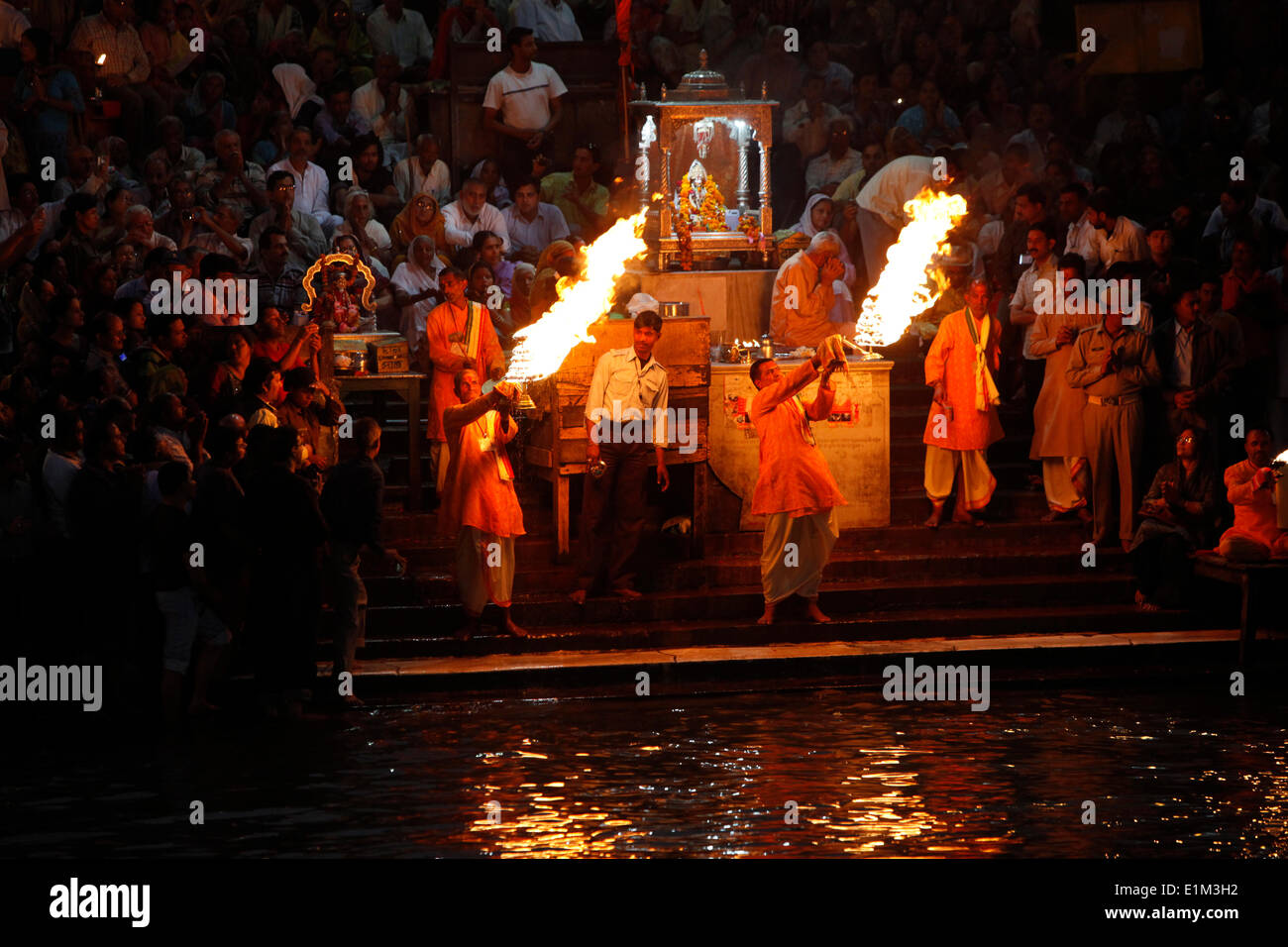 Evening aarti ceremony in Har-ki-Pauri, Haridwar Stock Photo - Alamy