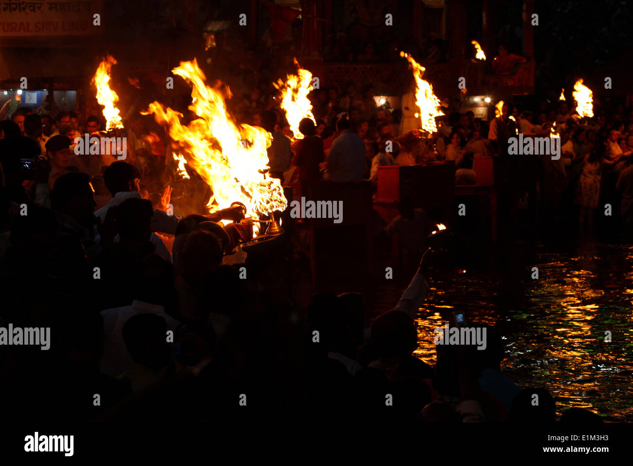 Evening aarti ceremony in Har-ki-Pauri, Haridwar Stock Photo - Alamy