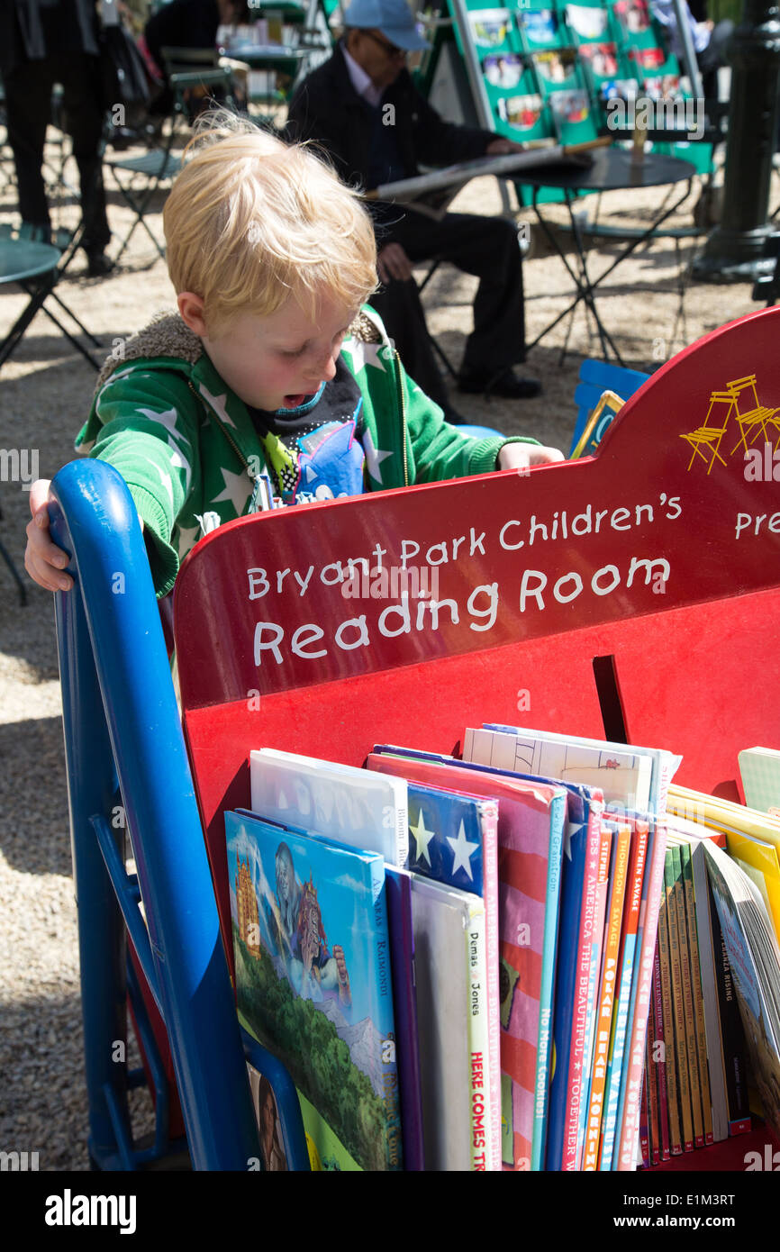 Kids reading books outside hi-res stock photography and images - Alamy