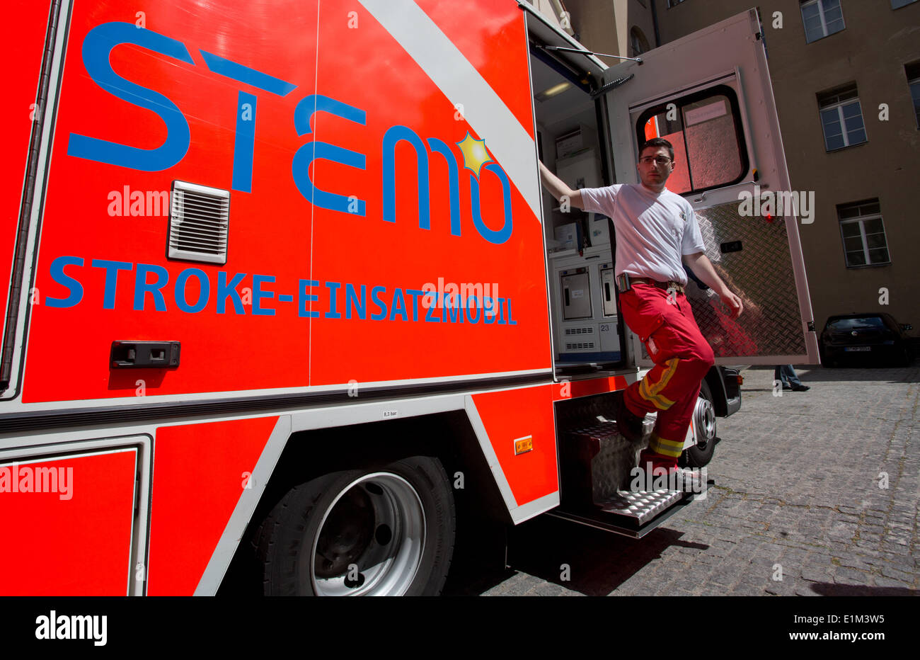 Stroke use mobile hi-res stock photography and images - Alamy