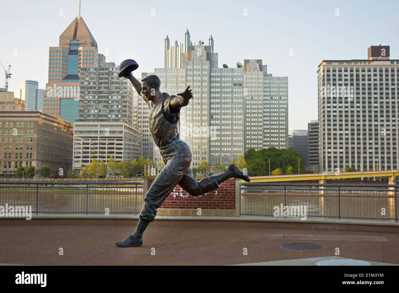 Roberto Clemente statue in Pittsburgh PA Stock Photo: 69898296 - Alamy
