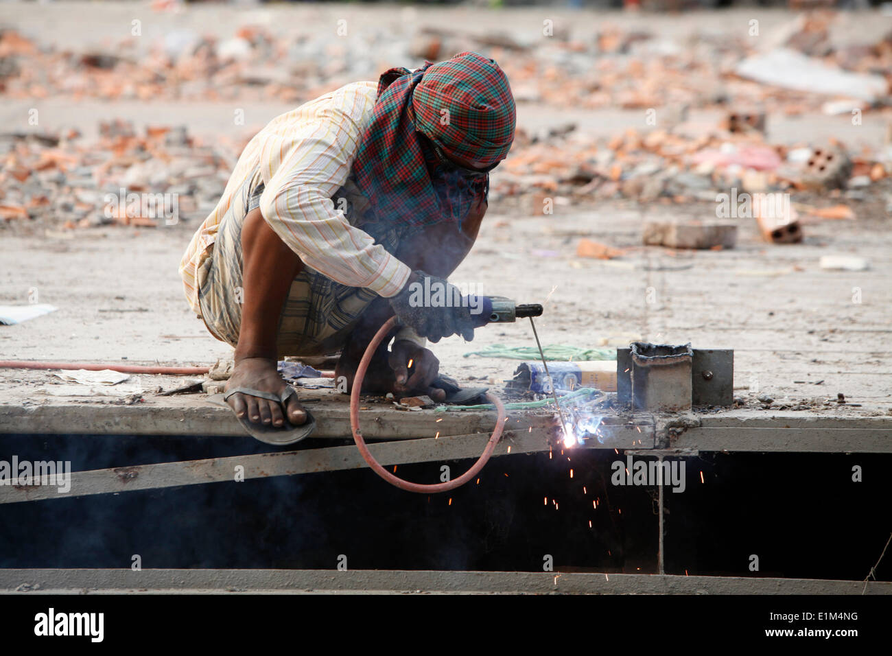 Construction worker welding without a protection mask Stock Photo - Alamy