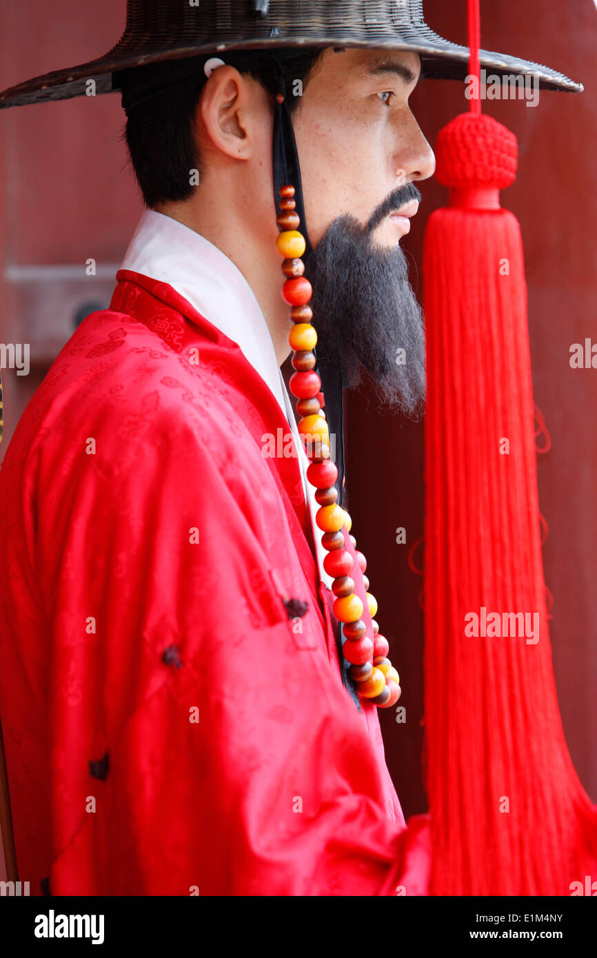 Changdeokgung palace guards hi-res stock photography and images - Alamy
