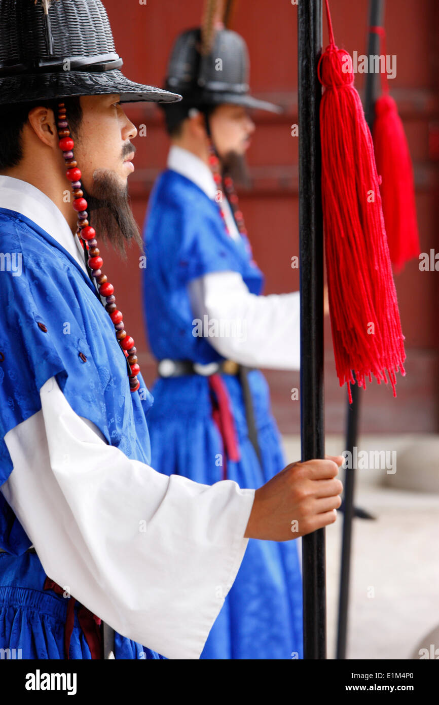 Changdeokgung Palace, royal guards changing ceremony. Seoul Stock Photo ...