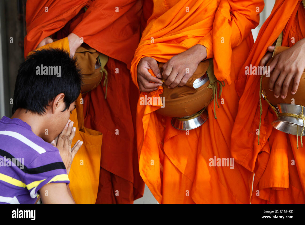 Giving alms hi-res stock photography and images - Alamy