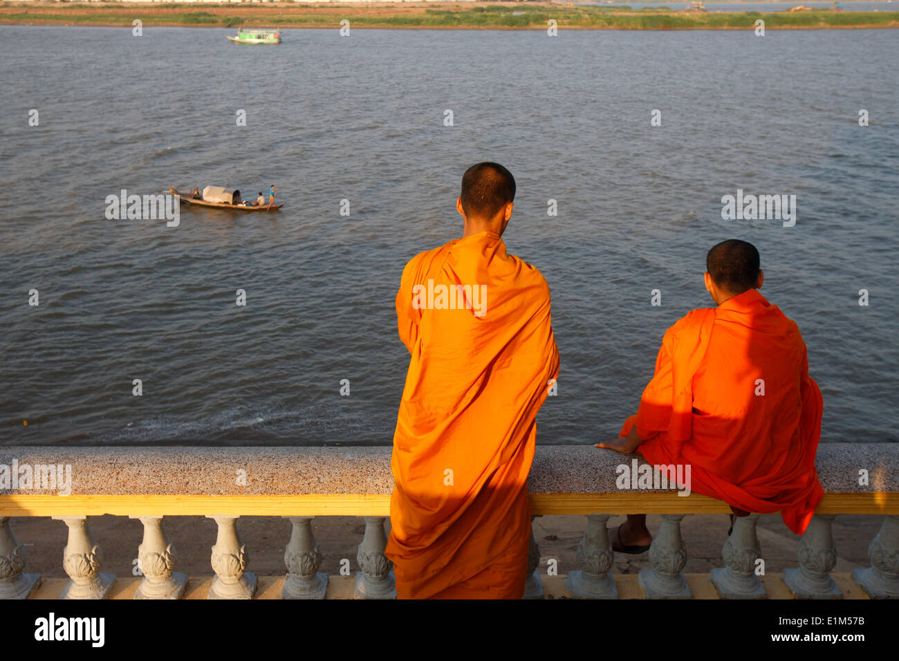 Buddhist monks at Sisowath Quay. Phnom Penh Stock Photo - Alamy