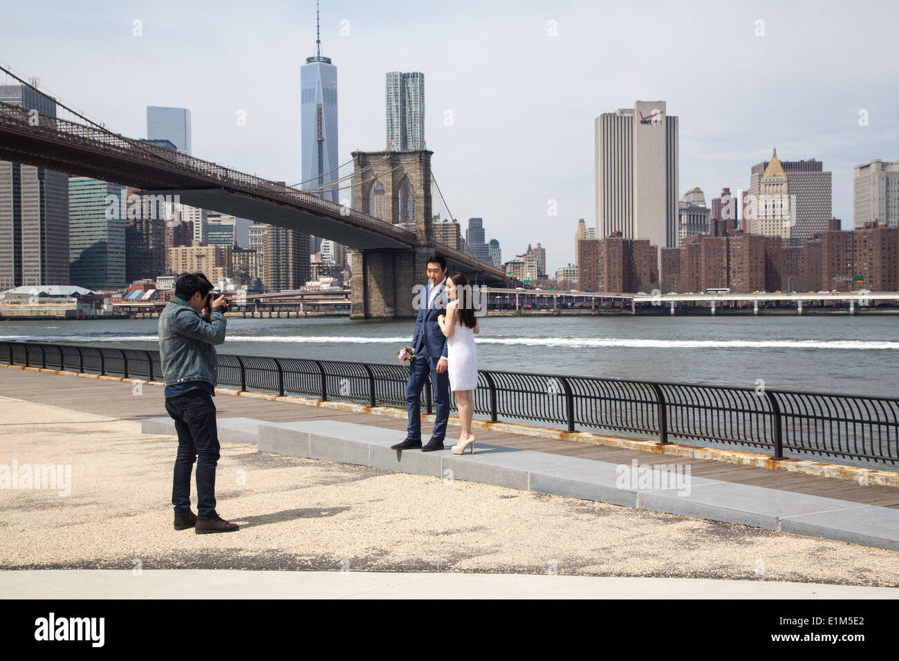 Brooklyn bride and manhattan skyline hi-res stock photography and ...