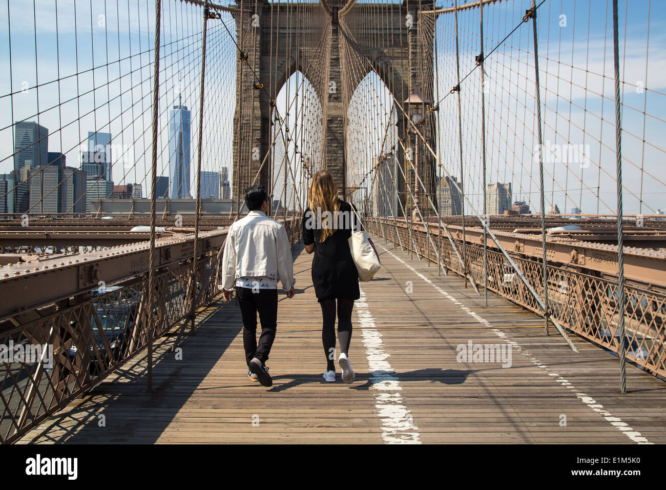 Walking over the brooklyn bridge hi-res stock photography and images ...