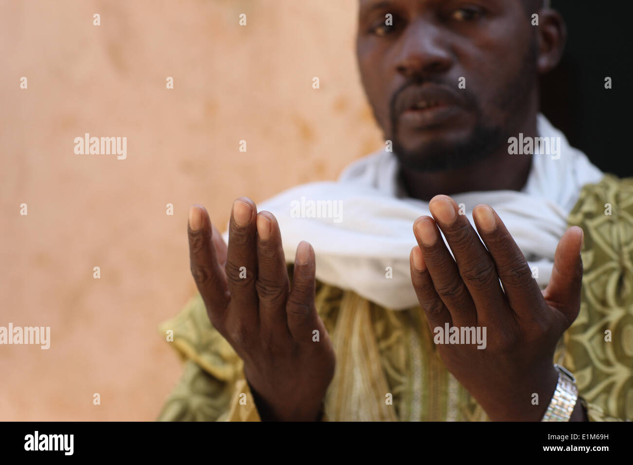 Imam praying hi-res stock photography and images - Alamy